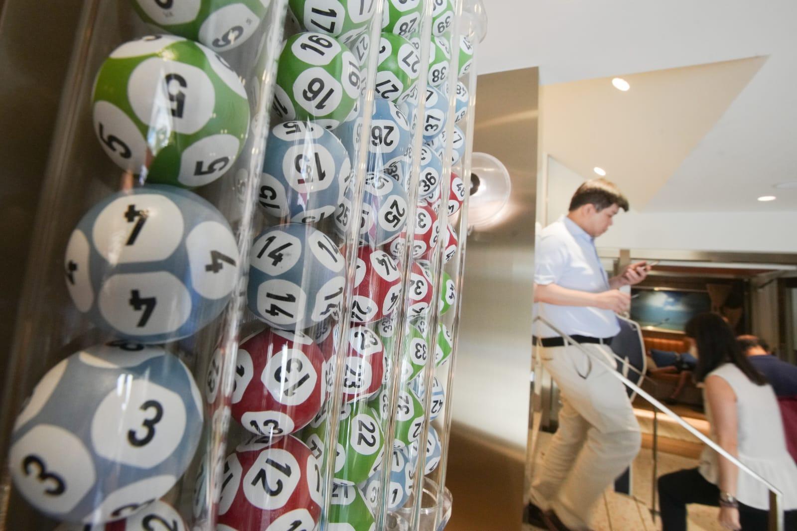 六合彩攪珠 頭獎1注中派800萬 | am730